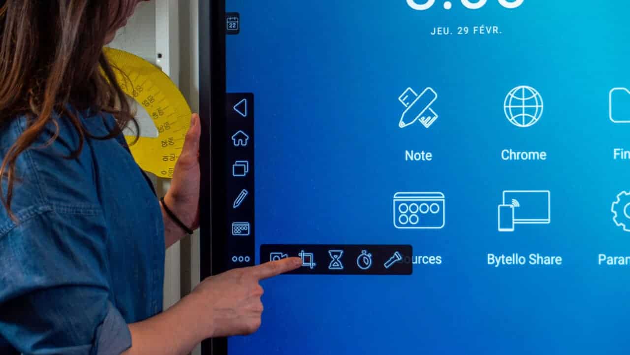 Remote teaching with an interactive display | Speechi